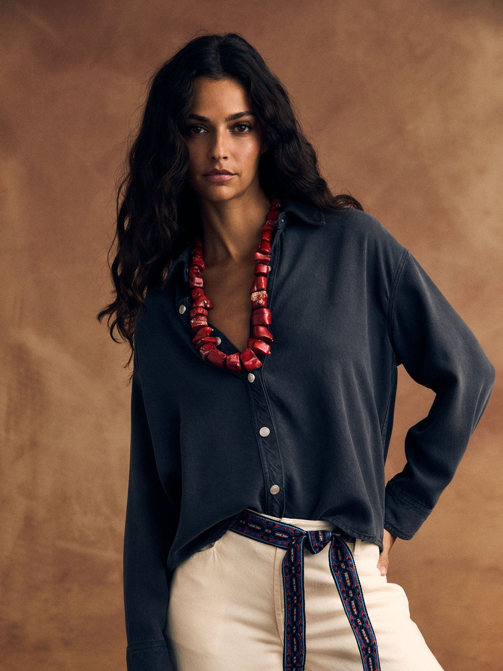 Xirena Gia Shirt-Almost Black – Madisonbelle